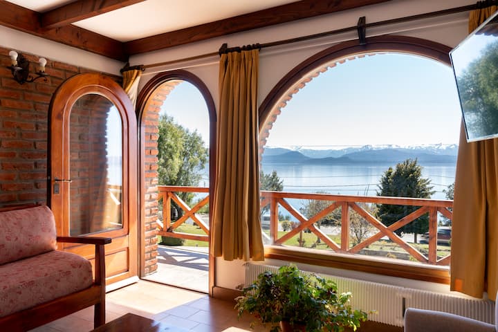 Lakefront • 2br • View, Garden & Parking - Argentine