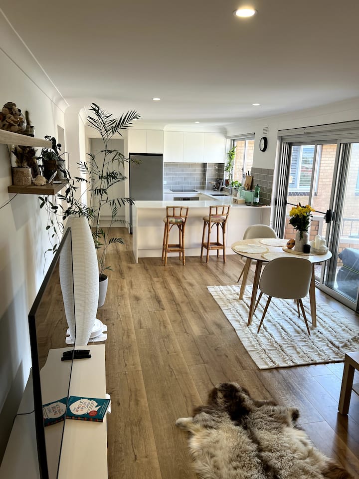 Top Floor Unit With Ocean Peeks - Cronulla