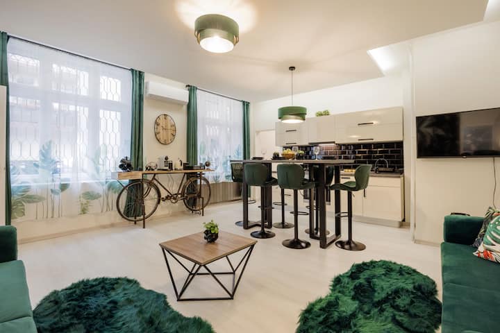 Central Budapest Hideaway With Jungle Vibes - 부다페스트