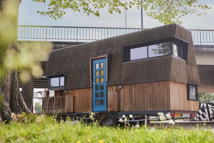 Houten Glampervan Op Stadscamping - 's-Hertogenbosch
