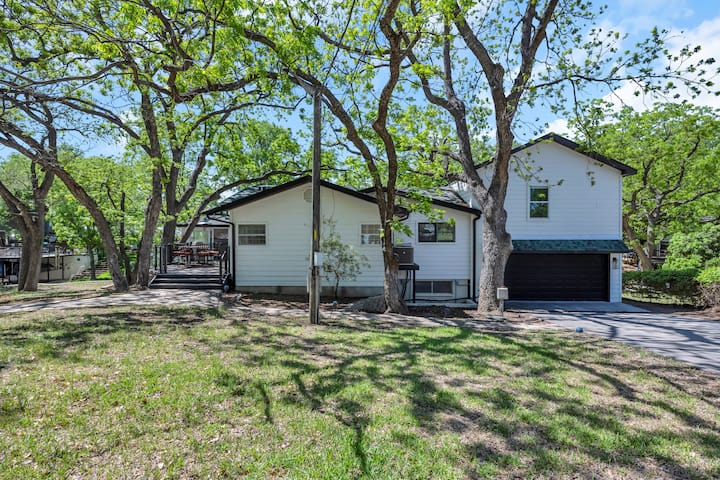 Mccartney Retreat On Lake Lbj! - Kingsland, TX