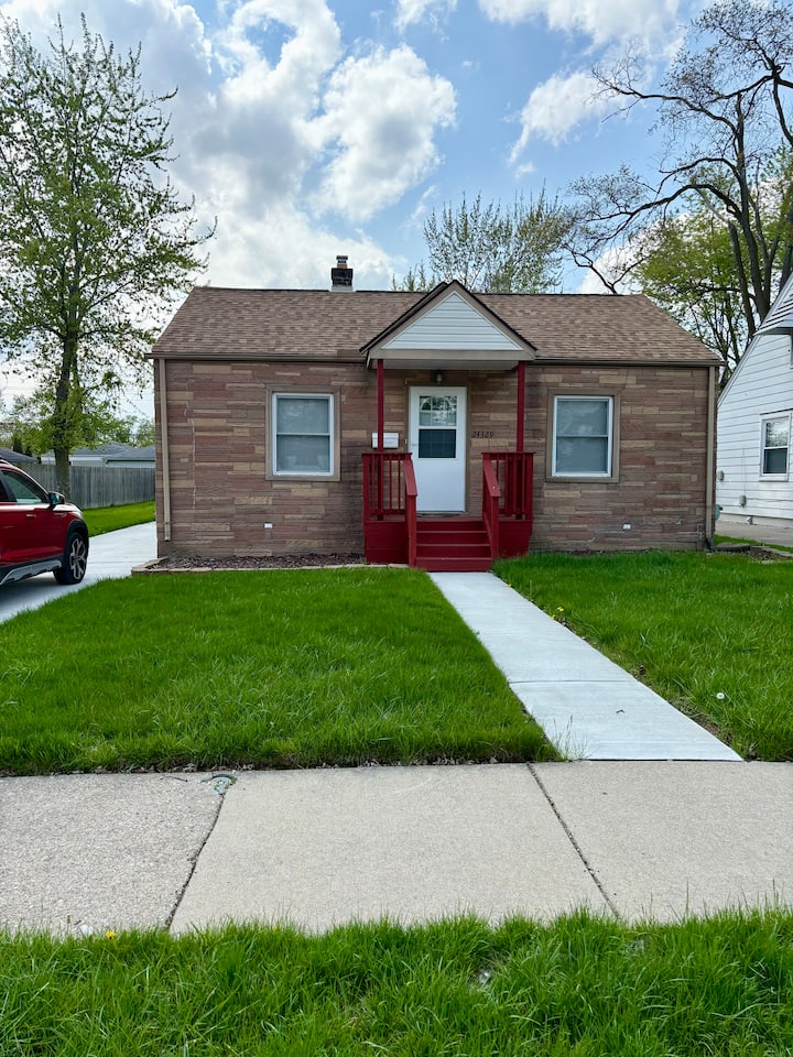 Cozy Eastpointe Home - Warren, MI