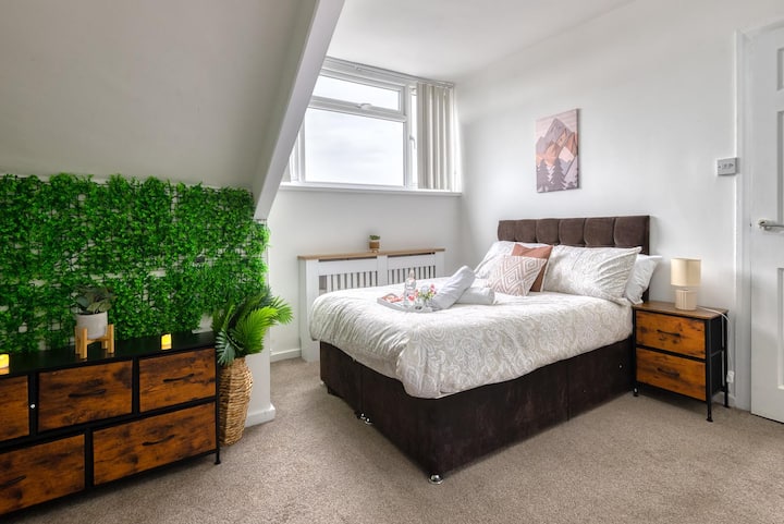 Spacious 2br Family Home | Sleeps 8 | Free Parking - Leeds