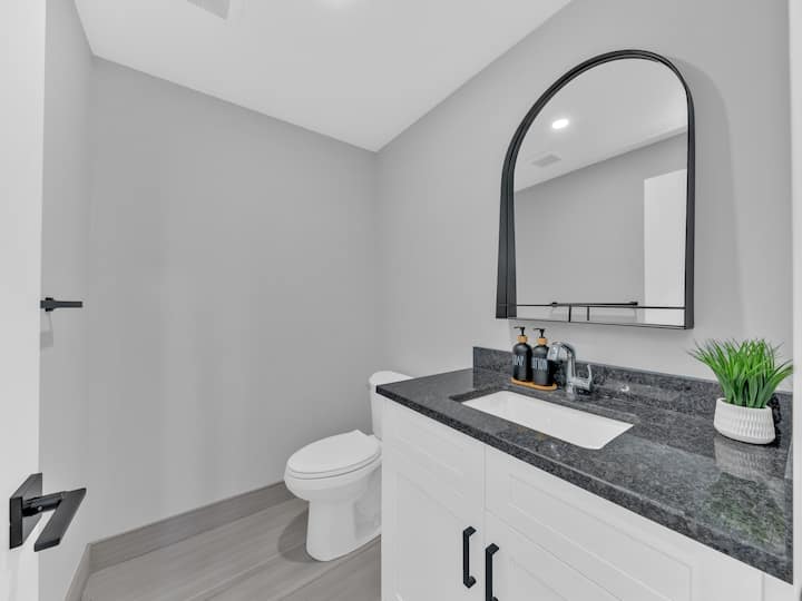 Bridge To Adventure 2 Beds To Relax - Windsor, ON, Canada