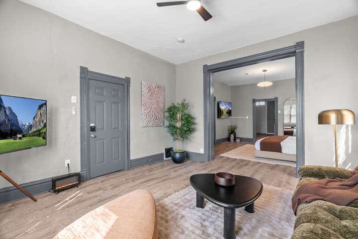 Modern Cozy Retreat In Stl - University City, MO