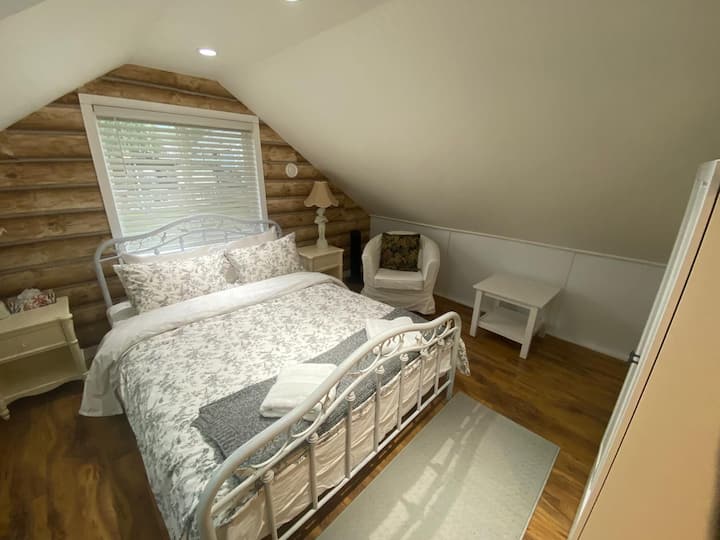 Romantic Attic Hideaway With Patio - North Vancouver