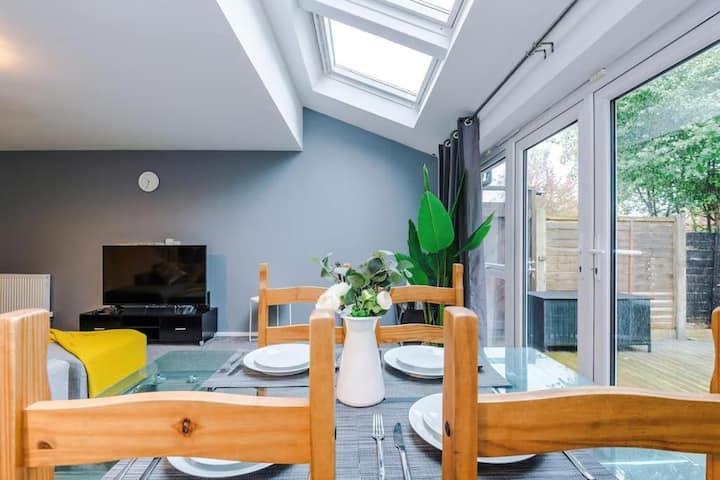 Blue Haven 3br Home • City Access & Free Parking - Manchester