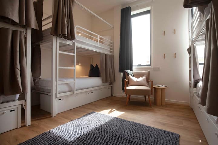 Private 8 Bed Room - Canberra