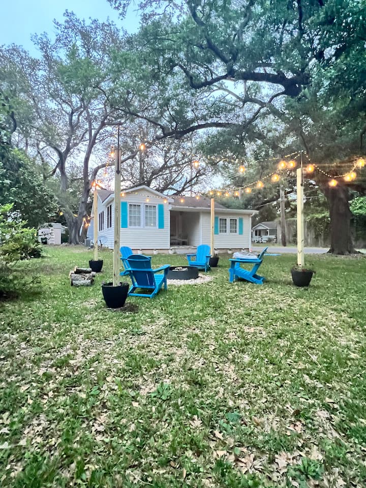 No Worries~beachy Cottage Blocks From Beach - Gulfport, MS