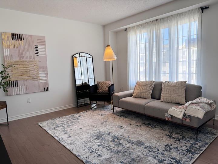 Charming Townhome In Oakville - Burlington