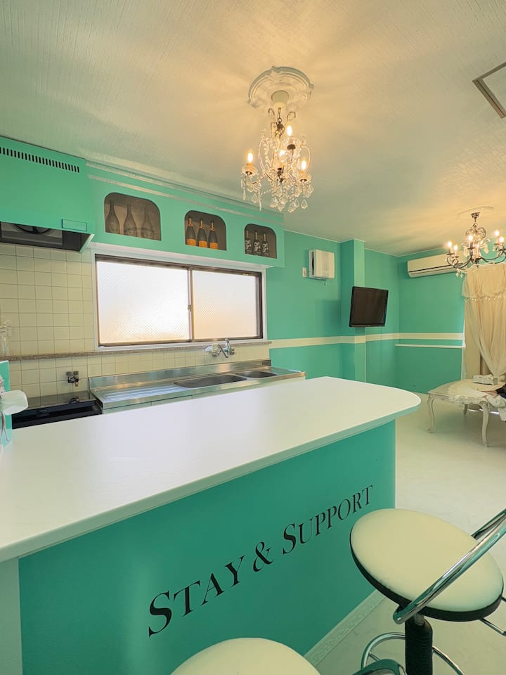 宝石箱のような隠れ家|ティファニーブルーに包まれたご褒美ステイ - Kōbe