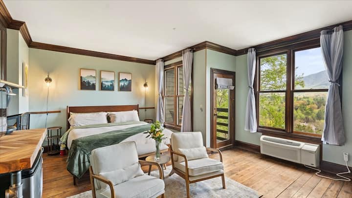 Stunning Smoky Mountain | Views! | Free Breakfast! - Townsend, TN
