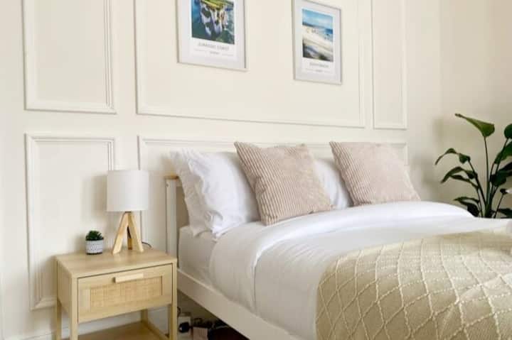 Spacious Master Room In Poole With Coastal Vibes - Sandbanks