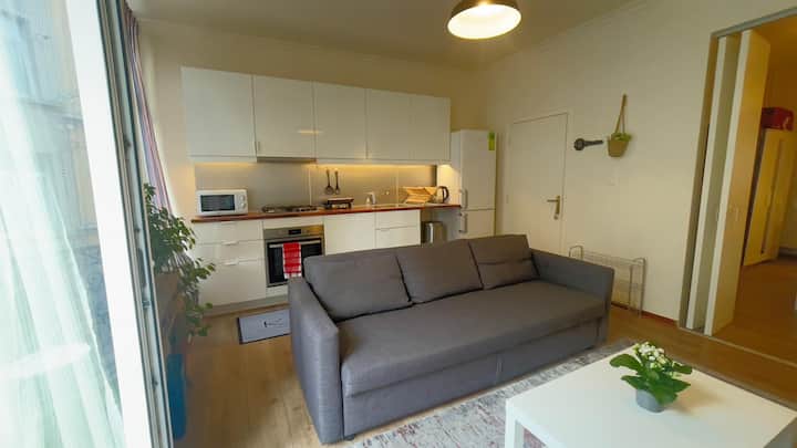 Stylish Stay With Balcony Vibes & Cozy Comfort - Bruxelles