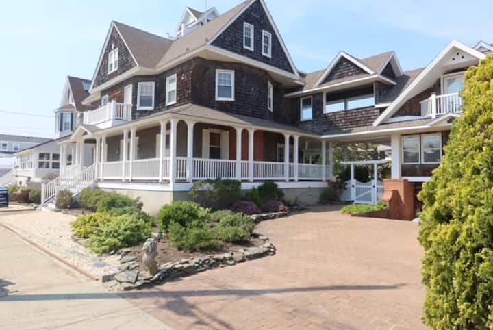 8 Bedroom Victorian With Pool - Seaside Park, NJ