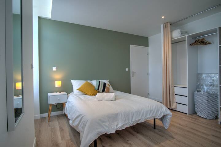Grande Chambre Et Sdb Privée - Résidence Le 42 - Évreux