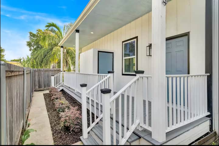 Cozy Uptown 2 Bedroom Home W/ 3 Beds & Parking - Metairie, LA