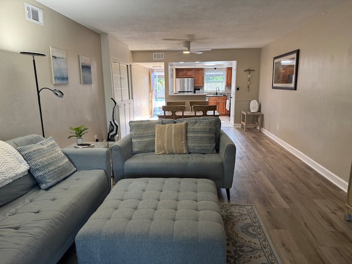 Coastal Comfort Condo - Saint Petersburg, FL