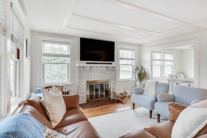 Beach Bungalow - Hyannis Harbor - Capo Cod, MA
