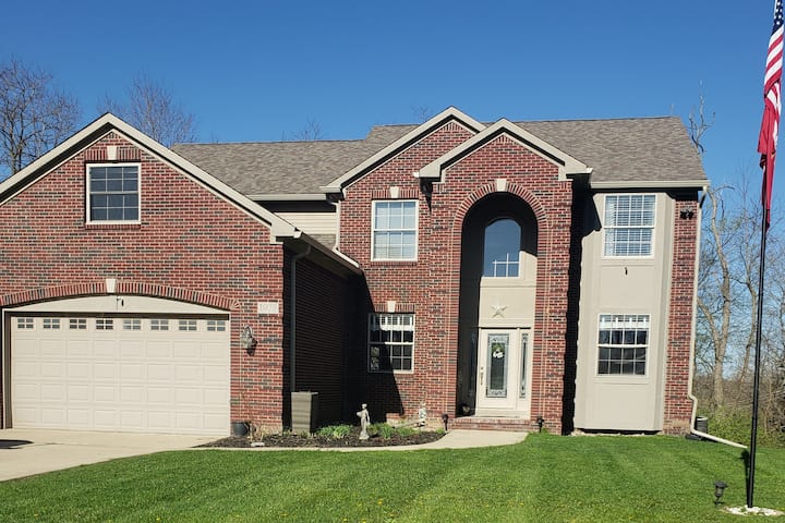 Luxury Howell Retreat - Brighton, MI