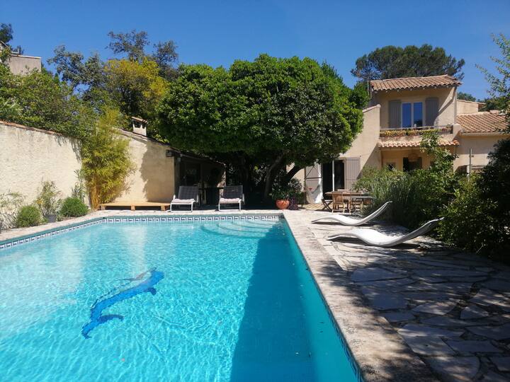 Villa 5 Chambres Avec Piscine. - Nîmes