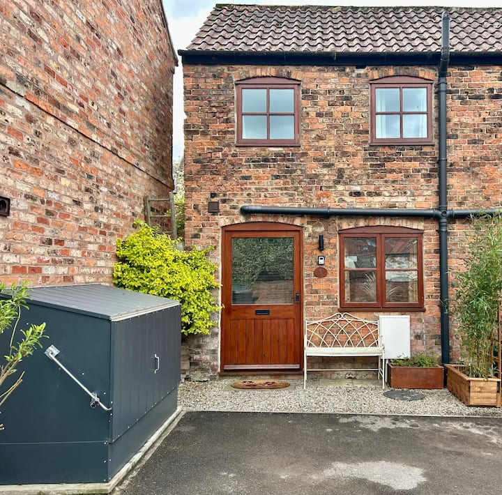 1 Bed Cottage, Town Centre, Parking, Cycle Store. - Ripon