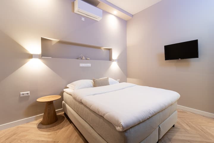 Double Room Without Window - The Hague