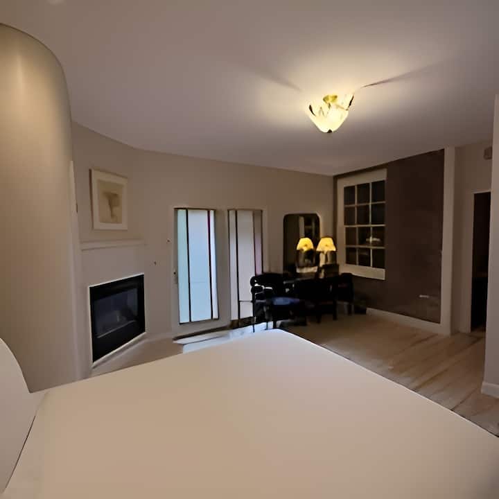 Queen Jacuzzi-balcony-streetview - Philadelphia, PA