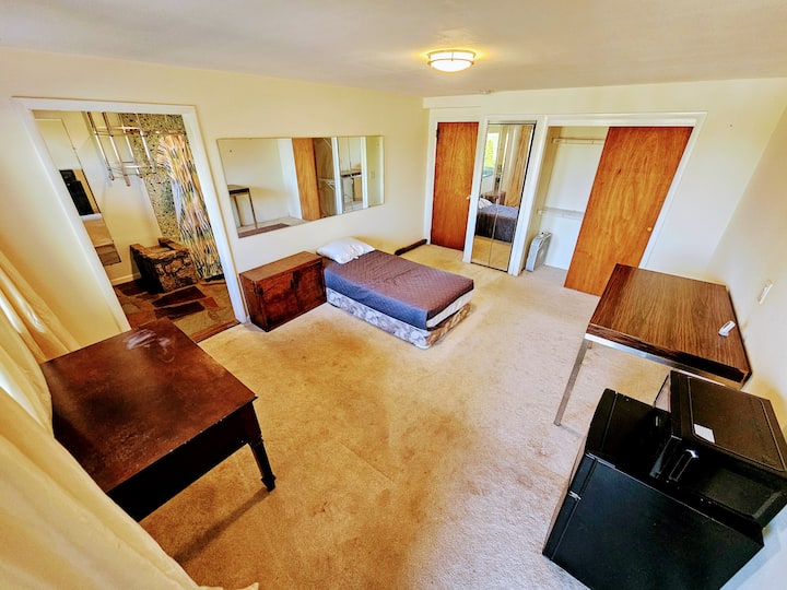 Studio On A Luscious Hill Crest - Scarsdale, NY