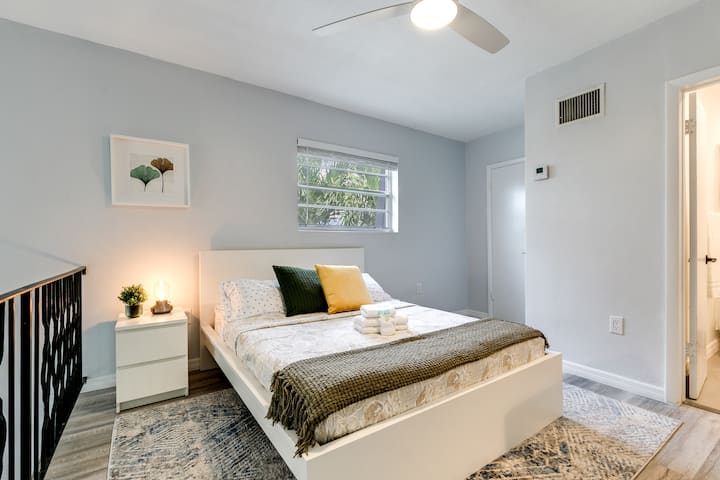 Airport Loft | 1b Full Kitchen - Hialeah, FL