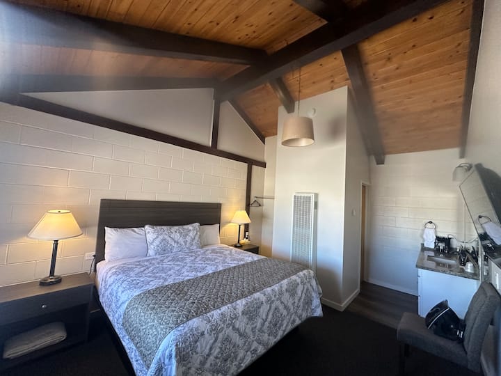 King Room #1a - Lee Vining, CA