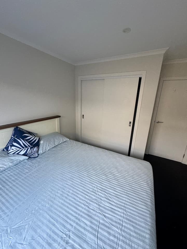 Style Meets Sun-drenched Comfort - Porirua