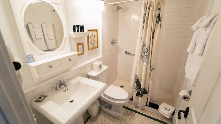 Sage Left Buttermilk Falls Inn - Highland