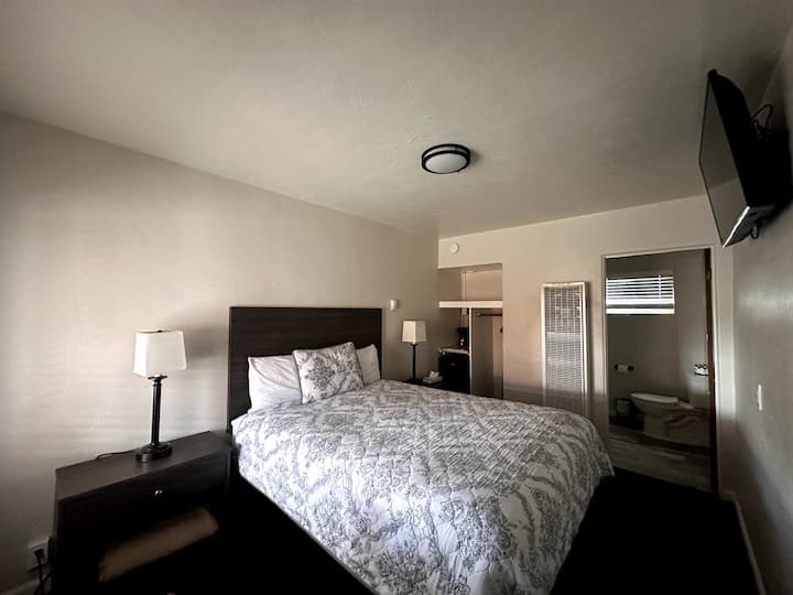 Queen Room #4 - Lee Vining, CA
