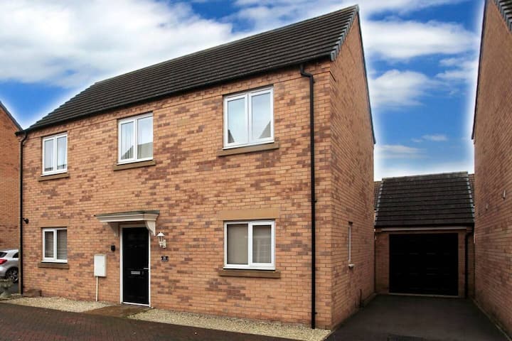 Modern Escape | Hot Tub | 4-car Parking - Peterborough