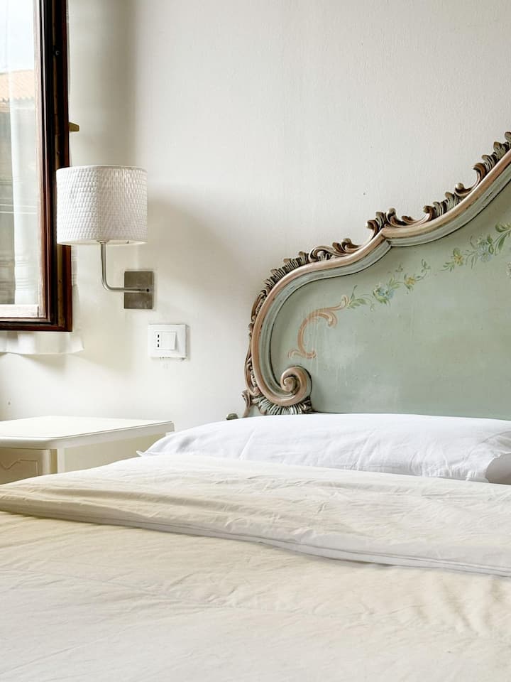 Le Finestre Sul Campiello - Venice