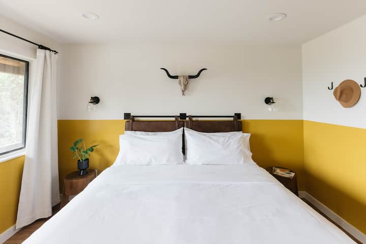 Sleeps 12 | 6 King Room Getaway - Wimberley, TX
