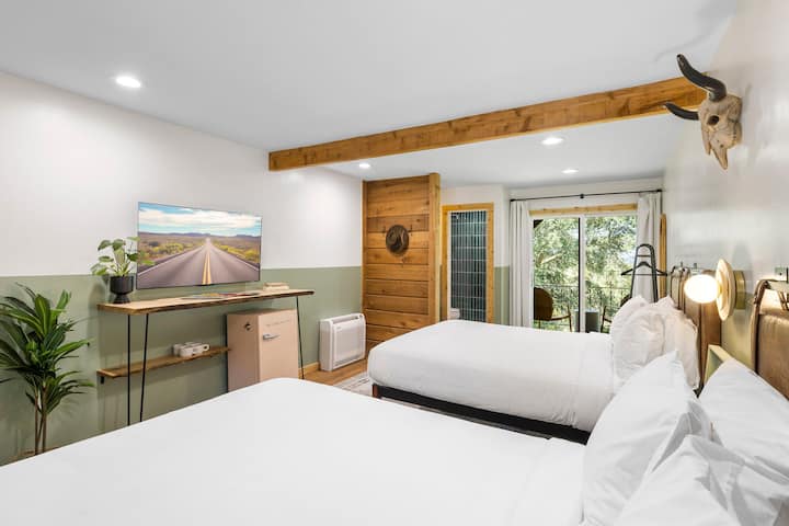 Sleeps 12 | 3 Double Queens - Wimberley, TX
