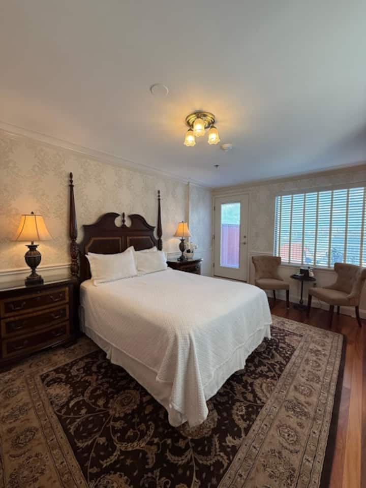 Queen Room-large Patio Riverview - Philadelphia, PA