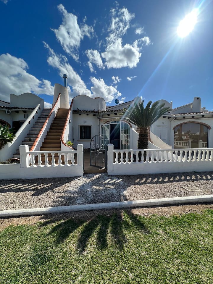 Coqueto Bungalow Con Gran Jardín Y Piscina. - Els Poblets