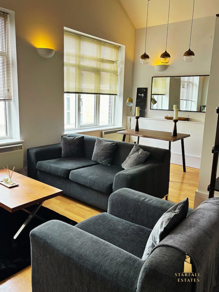 Airy Loft Apartment - Leeds