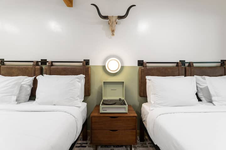 Sleeps 16 | 4 Double Queen Stay - Wimberley, TX
