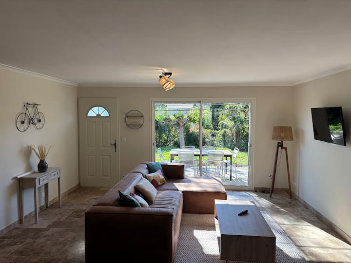 Maison De Charme Avec Jacuzzi Et Vue Sur Gordes - Gordes