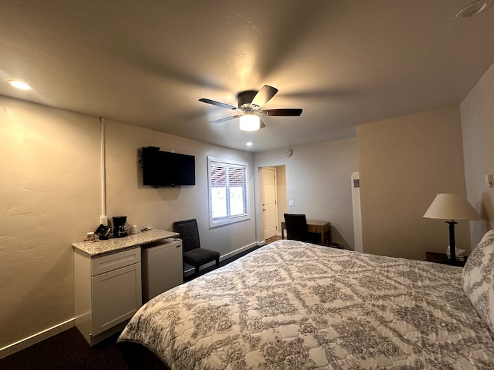 King Room #5 - Lee Vining, CA