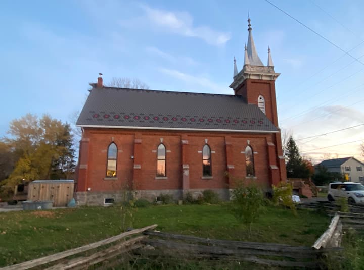 Historic Church Retreat - Hot Tub - Sleeps 8 - Kemptville