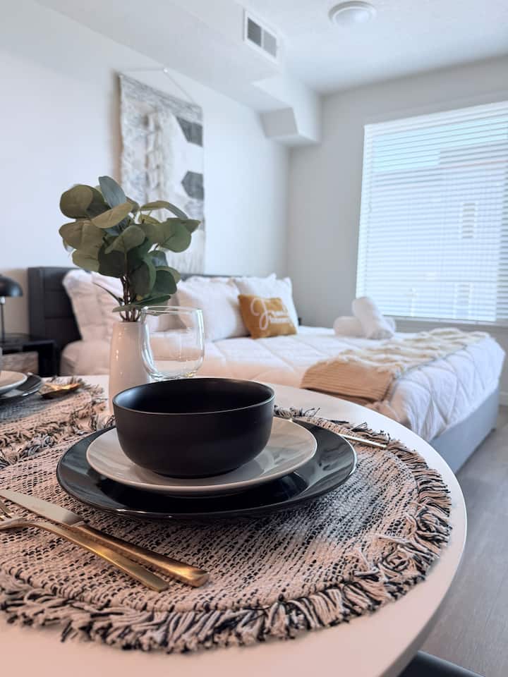 Modern Downtown Apt| King Bed+pool+prime Location - Salt Lake City