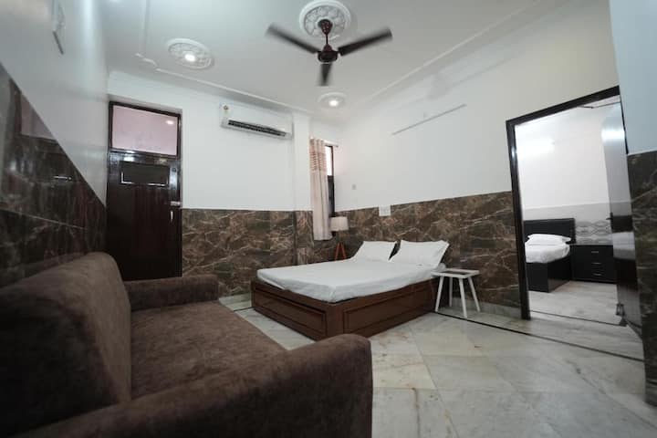 Prabhupad Stay Next To Iskcon - Vrindavan