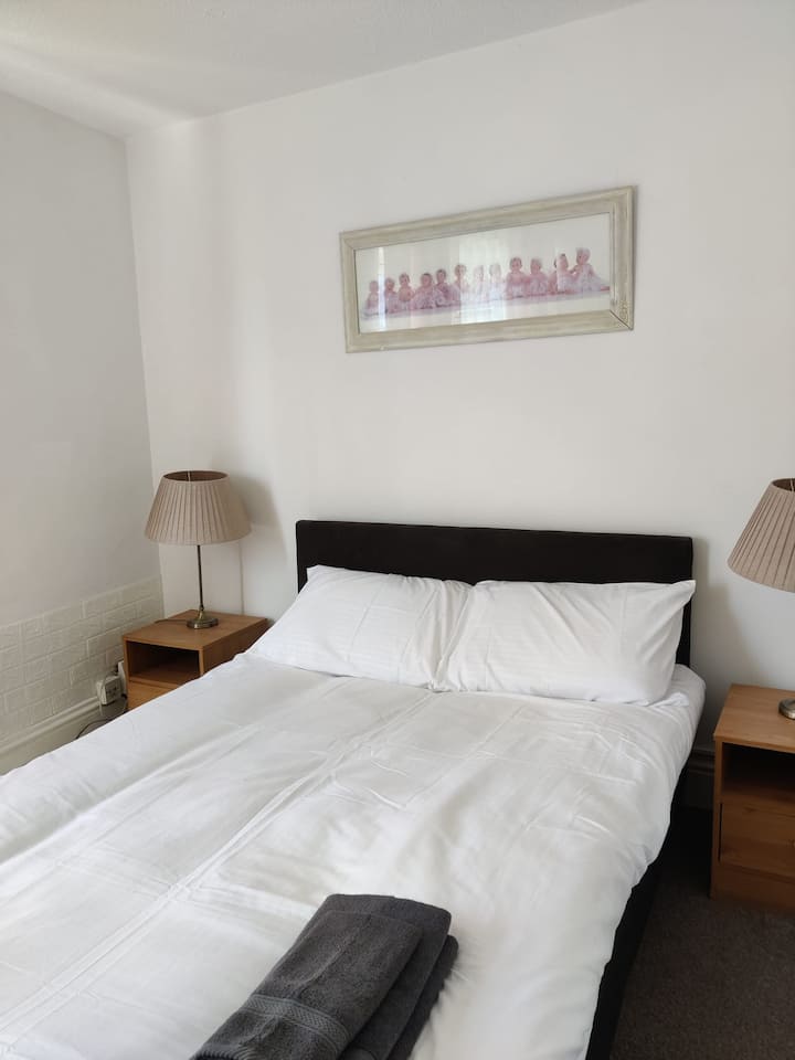Near Hospital | 3 Beds | Large - Northampton, UK