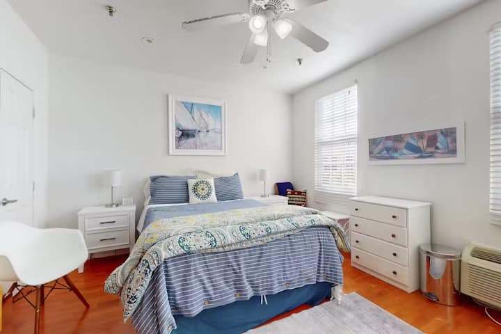 Palm Beach Breeze Condo W/ Pool - Palm Beach, FL