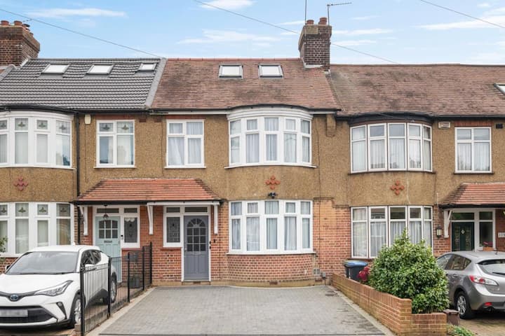 Stylish 4-bedroom Modern House - Enfield, UK
